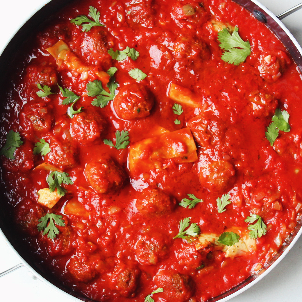 Stoof van vegetarische gehaktballetjes in een pittige tomatensaus - Lot ...